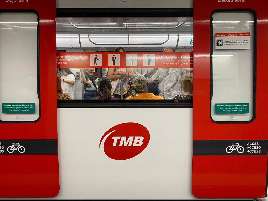 La L1 del metro de Barcelona pone en servicio el primero de los nuevos ...