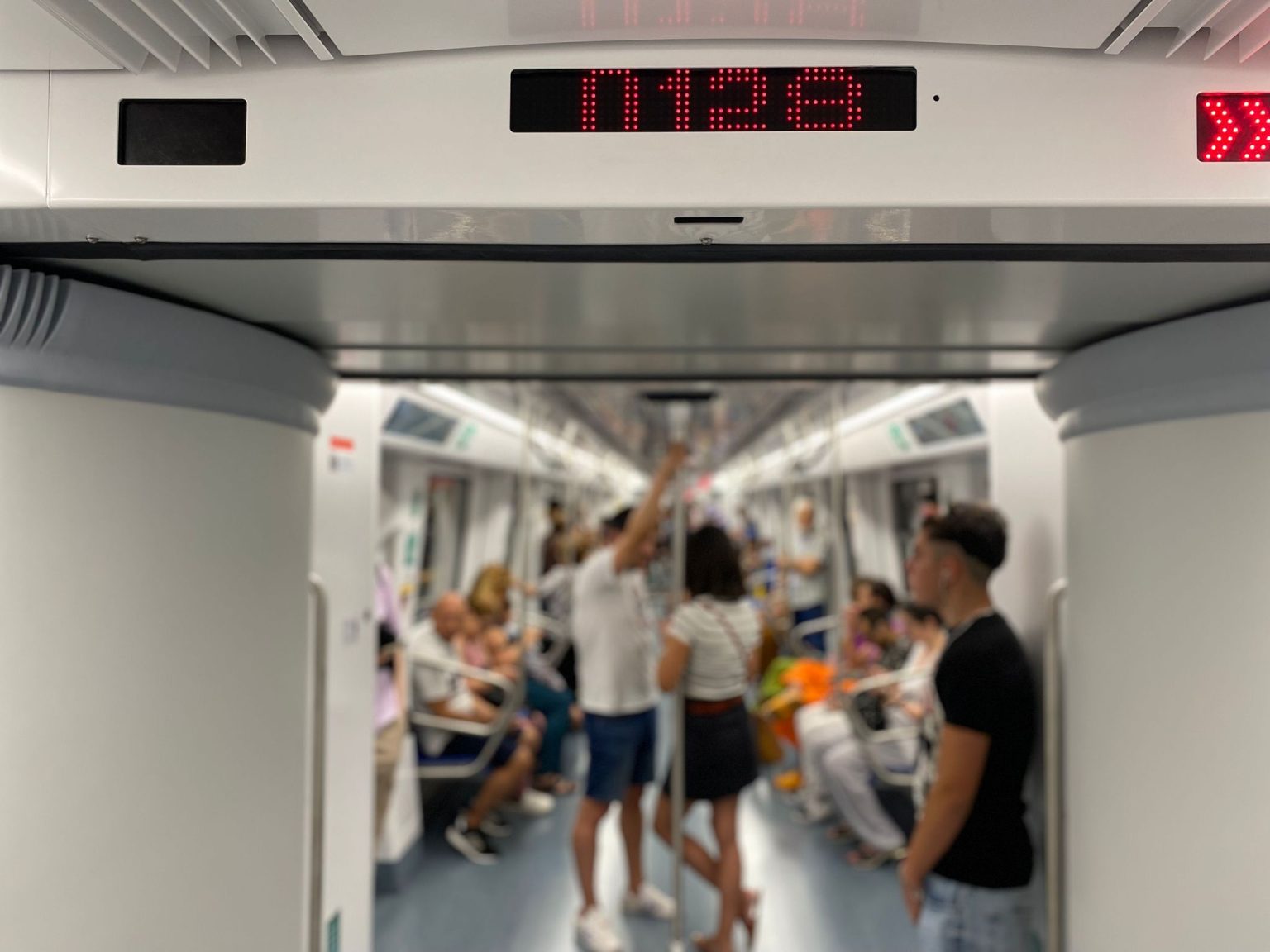 La L1 del metro de Barcelona pone en servicio el primero de los nuevos ...